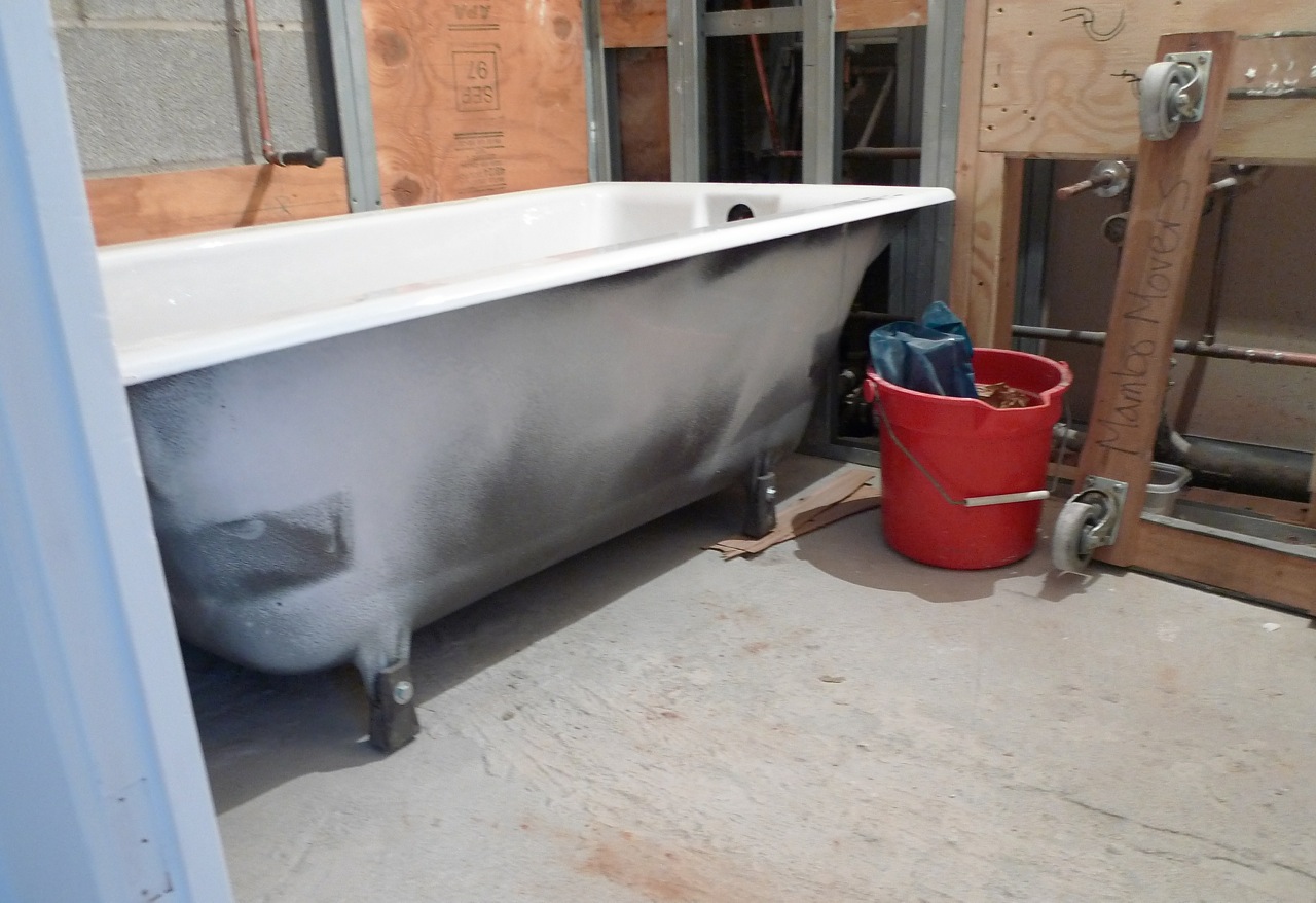 How to Make a 5-foot Alcove Tub FEEL Like a Vintage One - Improvised Life