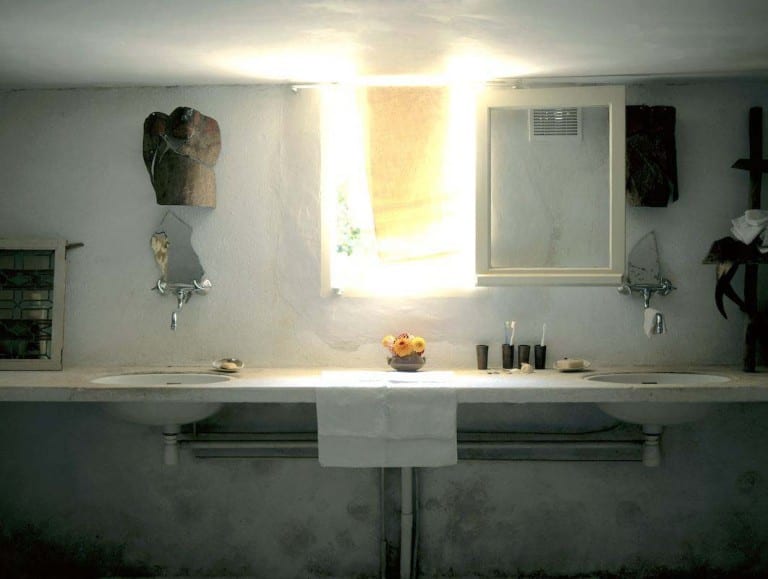 Charm and Practicality of Odd and Broken Mirrors - Improvised Life